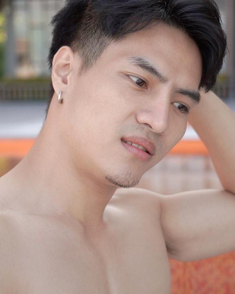 หนุ่มบิว พศิษฐ์ ดาวติ๊กตอกตัวพ่อ หล่อทุกท่วงท่า พร้อมหุ่นน่าสัมผัส